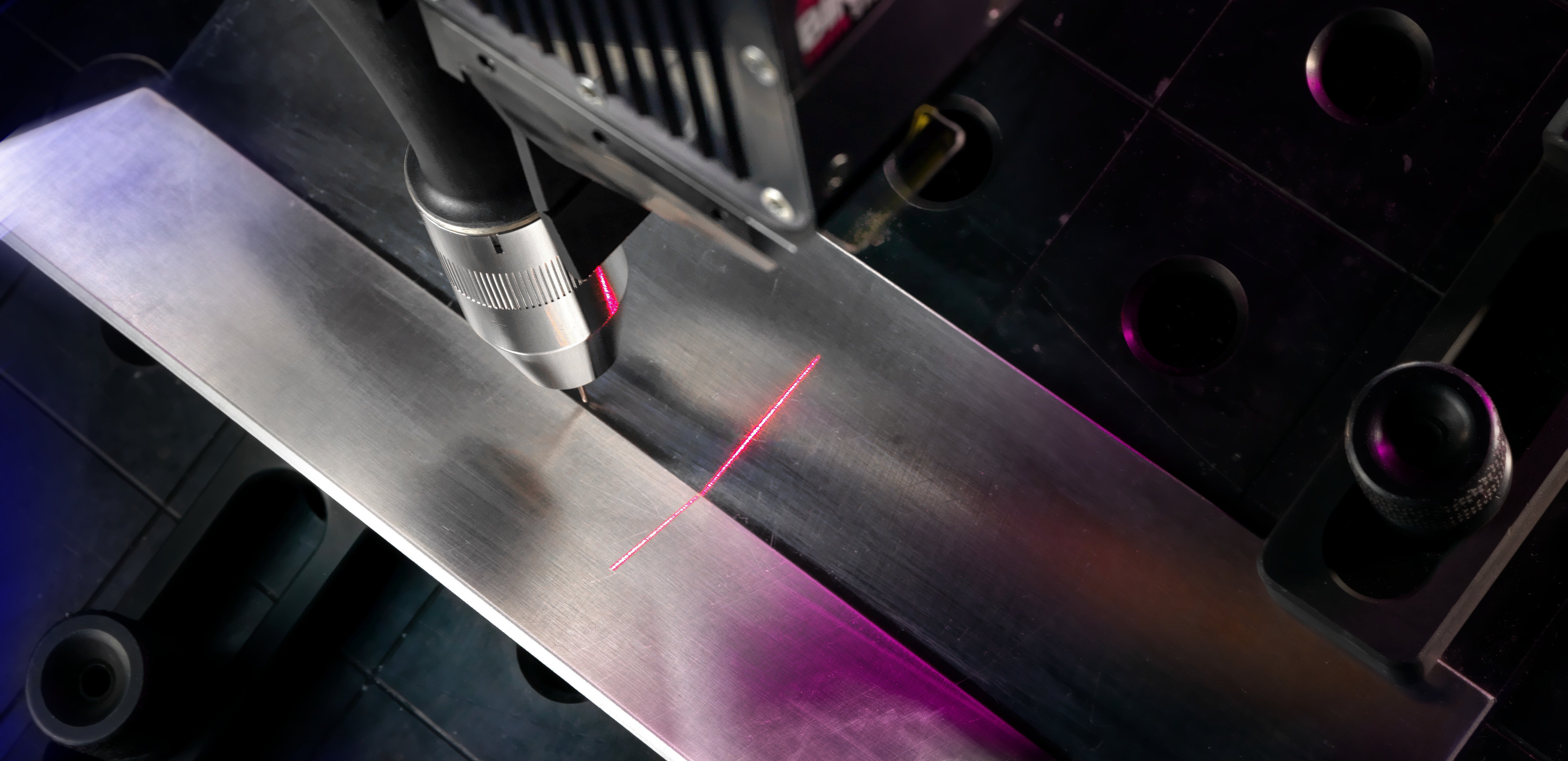 Laser triangulation in welding: How many lines does a sensor really need?